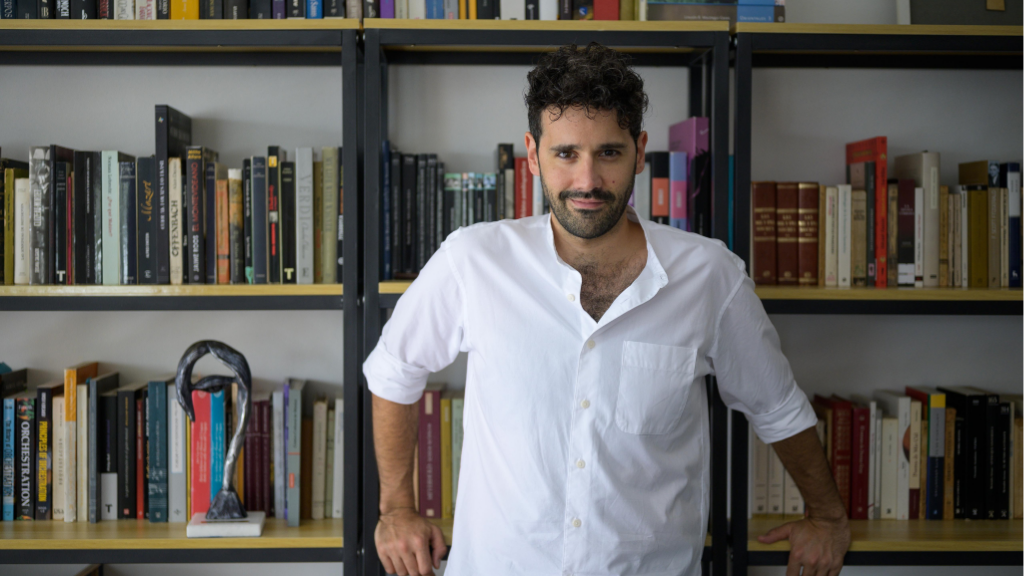 Con el dramaturgo y actor Andrés Papaleo, director del taller de teatro ...